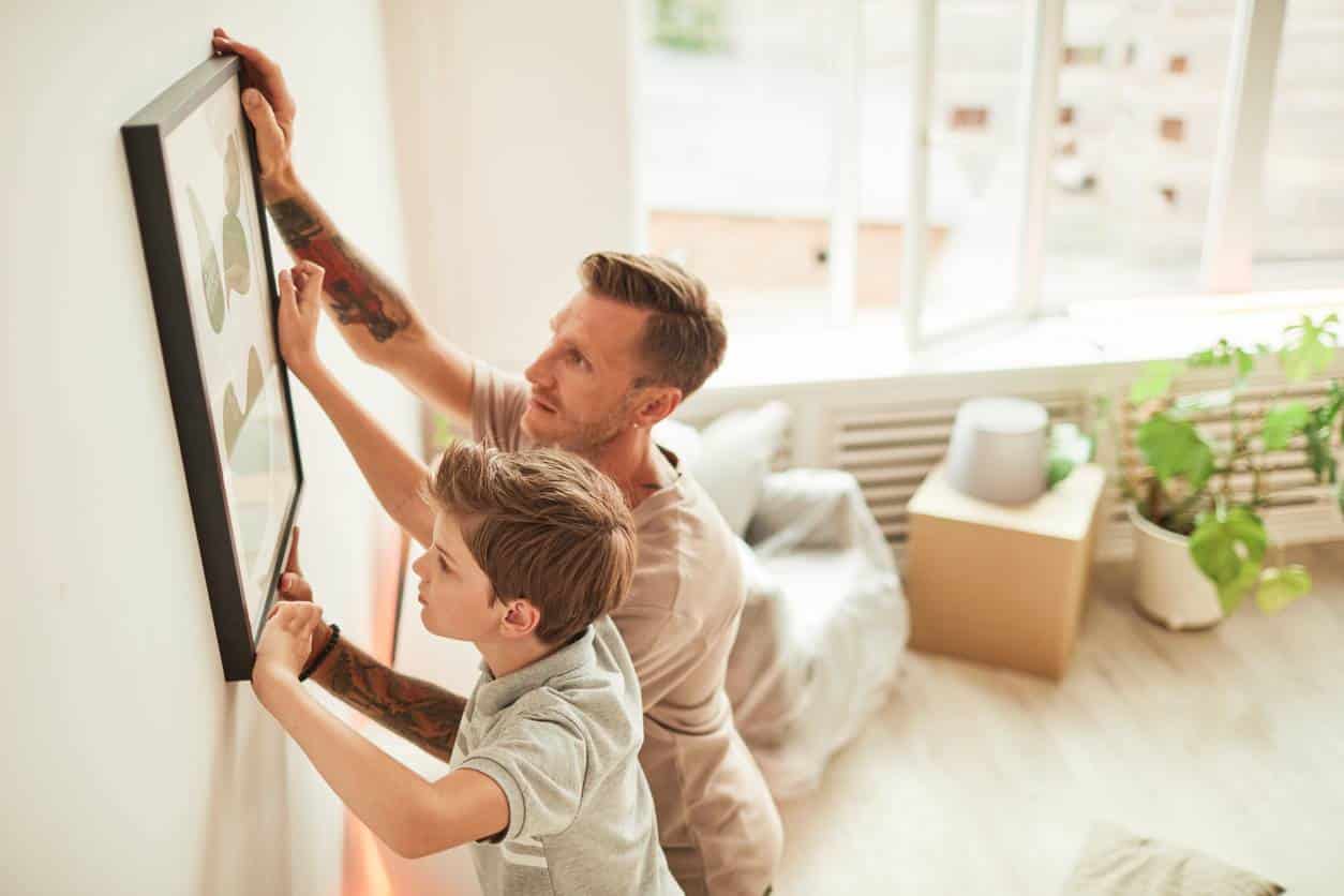 Les avantages d'utiliser des cimaises pour l'accrochage de tableaux ...